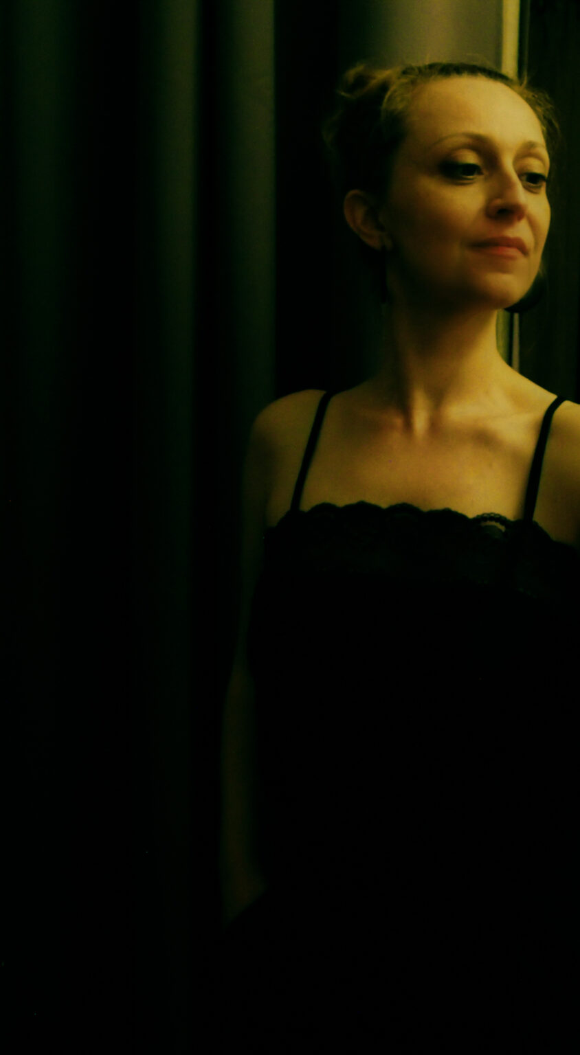 Anna Good: Steps Out of Her Comfort Zone / El Arte de Salir del Confort